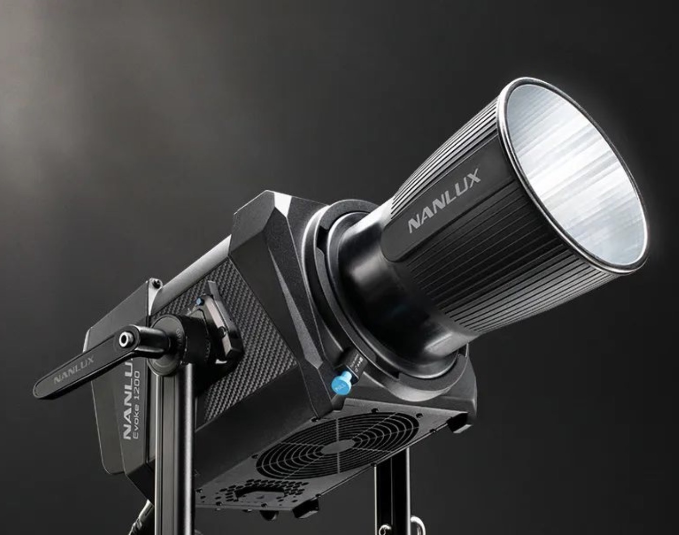 NANLUX 新品 | 南光1200瓦点光源LED灯，行业颠覆者-Evoker 1200_影视工业网-幕后英雄APP